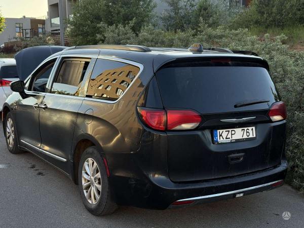Black Chrysler Pacifica 2017 in Vilnius, with an engine capacity of 3.60 L and mileage of 340 thousand km for 6500 €, photo 3 on AUTOMOTO.COM.LV