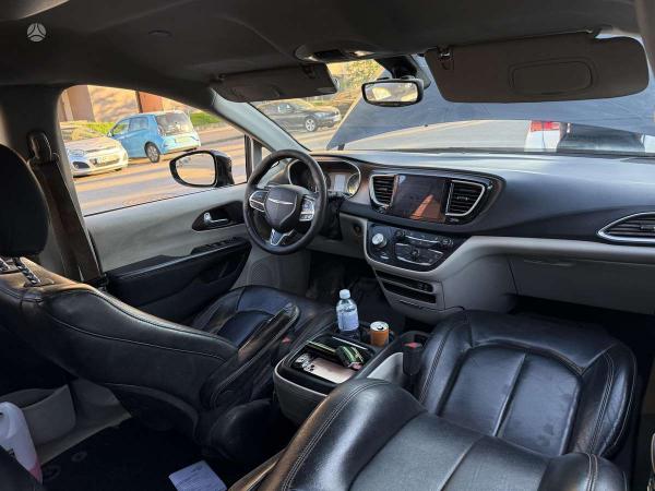 Black Chrysler Pacifica 2017 in Vilnius, with an engine capacity of 3.60 L and mileage of 340 thousand km for 6500 €, photo 4 on AUTOMOTO.COM.LV