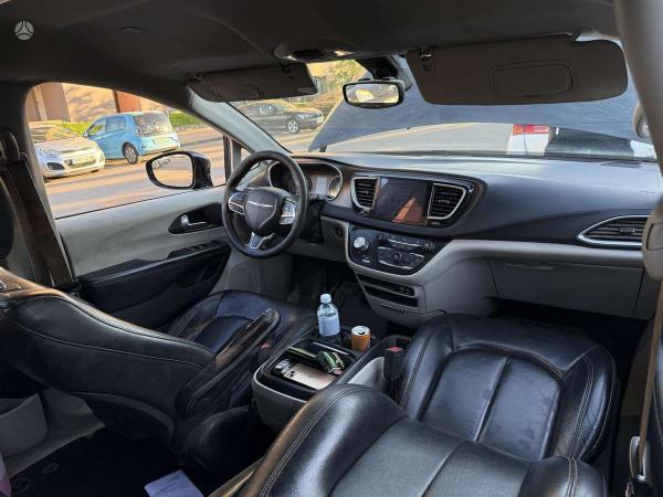 Black Chrysler Pacifica 2017 in Vilnius, with an engine capacity of 3.60 L and mileage of 340 thousand km for 6500 €, photo 5 on AUTOMOTO.COM.LV
