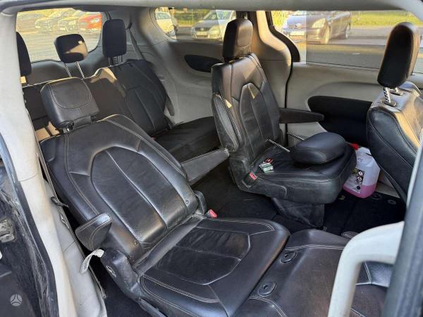 Black Chrysler Pacifica 2017 in Vilnius, with an engine capacity of 3.60 L and mileage of 340 thousand km for 6500 €, photo 6 on AUTOMOTO.COM.LV