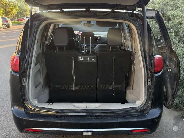Black Chrysler Pacifica 2017 in Vilnius, with an engine capacity of 3.60 L and mileage of 340 thousand km for 6500 €, photo 7 on AUTOMOTO.COM.LV