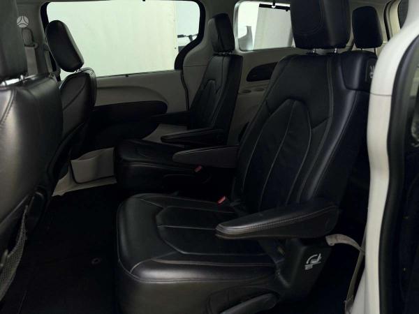 Melns Chrysler Pacifica 2017 Viļņa, ar dzinēja tilpumu 3.60 L un nobraukumu 166 tūkst. km par 14300 €, foto 9 vietnē AUTOMOTO.COM.LV