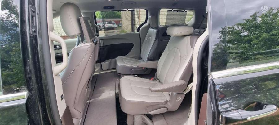 Black Chrysler Pacifica 2017 in Vilnius, with an engine capacity of 3.61 L and mileage of 83 thousand km for 10600 €, photo 15 on AUTOMOTO.COM.LV