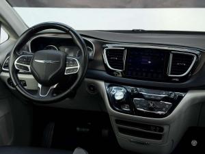 Black Chrysler Pacifica 2017 in Vilnius, with an engine capacity of 3.60 L and mileage of 166 thousand km for 14200 €, photo 20 on AUTOMOTO.COM.LV