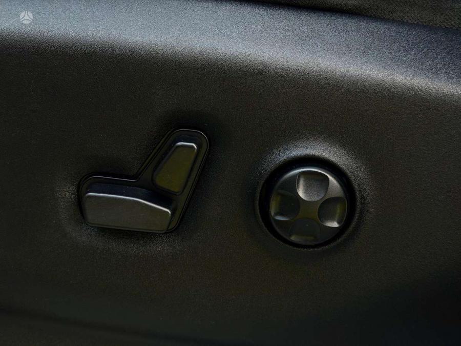 Black Chrysler Pacifica 2017 in Vilnius, with an engine capacity of 3.60 L and mileage of 166 thousand km for 14200 €, photo 25 on AUTOMOTO.COM.LV