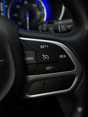 Black Chrysler Pacifica 2017 in Vilnius, with an engine capacity of 3.60 L and mileage of 166 thousand km for 14200 €, photo 33 on AUTOMOTO.COM.LV