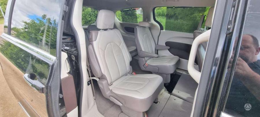 Melns Chrysler Pacifica 2017 Viļņa, ar dzinēja tilpumu 3.61 L un nobraukumu 84 tūkst. km par 10800 €, foto 19 vietnē AUTOMOTO.COM.LV