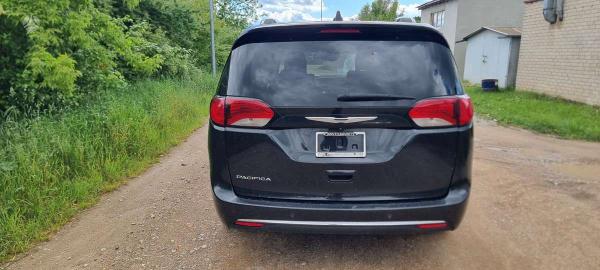 Melns Chrysler Pacifica 2017 Viļņa, ar dzinēja tilpumu 3.61 L un nobraukumu 84 tūkst. km par 10800 €, foto 2 vietnē AUTOMOTO.COM.LV