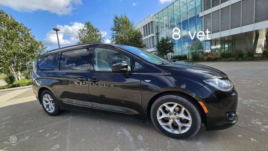 Black Chrysler Pacifica 2017 in Vilnius, with an engine capacity of 3.61 L and mileage of 126 thousand km for 13500 €, photo 3 on AUTOMOTO.COM.LV