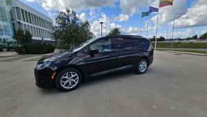Black Chrysler Pacifica 2017 in Vilnius, with an engine capacity of 3.61 L and mileage of 126 thousand km for 13500 €, photo 4 on AUTOMOTO.COM.LV