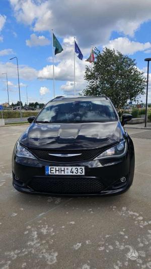 Black Chrysler Pacifica 2017 in Vilnius, with an engine capacity of 3.61 L and mileage of 126 thousand km for 13500 €, photo 5 on AUTOMOTO.COM.LV