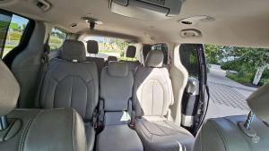 Black Chrysler Pacifica 2017 in Vilnius, with an engine capacity of 3.61 L and mileage of 126 thousand km for 13500 €, photo 7 on AUTOMOTO.COM.LV