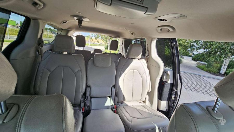 Black Chrysler Pacifica 2017 in Vilnius, with an engine capacity of 3.61 L and mileage of 126 thousand km for 13500 €, photo 7 on AUTOMOTO.COM.LV