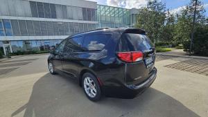 Black Chrysler Pacifica 2017 in Vilnius, with an engine capacity of 3.61 L and mileage of 126 thousand km for 13500 €, photo 8 on AUTOMOTO.COM.LV