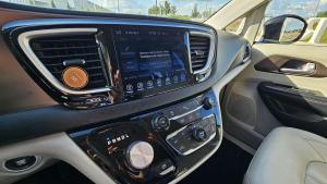 Black Chrysler Pacifica 2017 in Vilnius, with an engine capacity of 3.61 L and mileage of 126 thousand km for 13500 €, photo 9 on AUTOMOTO.COM.LV