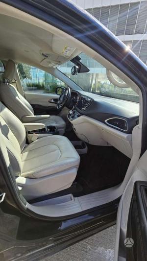 Black Chrysler Pacifica 2017 in Vilnius, with an engine capacity of 3.61 L and mileage of 126 thousand km for 13500 €, photo 11 on AUTOMOTO.COM.LV