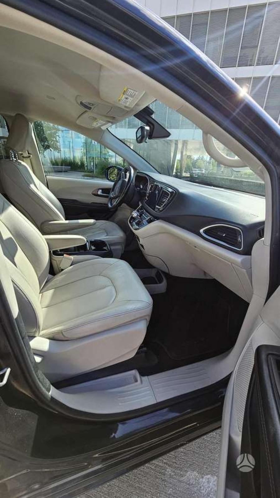 Black Chrysler Pacifica 2017 in Vilnius, with an engine capacity of 3.61 L and mileage of 126 thousand km for 13500 €, photo 11 on AUTOMOTO.COM.LV