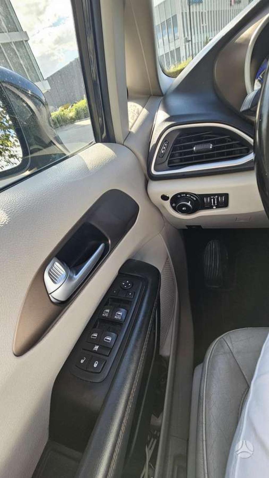 Black Chrysler Pacifica 2017 in Vilnius, with an engine capacity of 3.61 L and mileage of 126 thousand km for 13500 €, photo 12 on AUTOMOTO.COM.LV