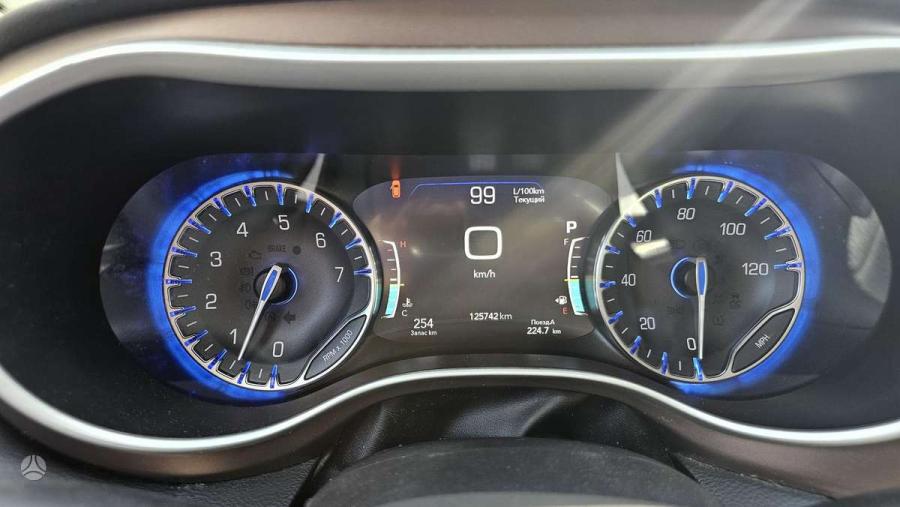 Black Chrysler Pacifica 2017 in Vilnius, with an engine capacity of 3.61 L and mileage of 126 thousand km for 13500 €, photo 13 on AUTOMOTO.COM.LV