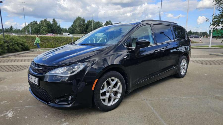 Black Chrysler Pacifica 2017 in Vilnius, with an engine capacity of 3.61 L and mileage of 126 thousand km for 13500 €, photo 14 on AUTOMOTO.COM.LV