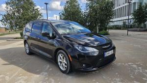 Black Chrysler Pacifica 2017 in Vilnius, with an engine capacity of 3.61 L and mileage of 126 thousand km for 13500 €, photo 15 on AUTOMOTO.COM.LV