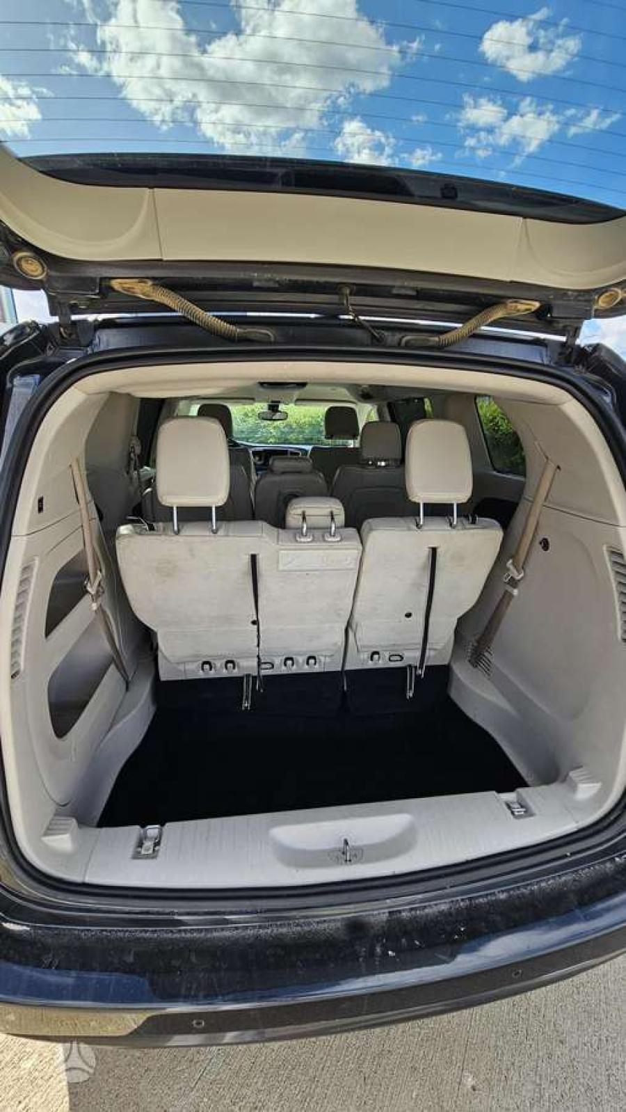 Black Chrysler Pacifica 2017 in Vilnius, with an engine capacity of 3.61 L and mileage of 126 thousand km for 13500 €, photo 16 on AUTOMOTO.COM.LV