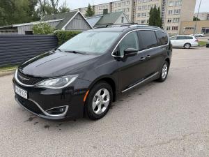 Melns Chrysler Pacifica 2017 Viļņa, ar dzinēja tilpumu 3.60 L un nobraukumu 109 tūkst. km par 13999 €, foto  vietnē AUTOMOTO.COM.LV