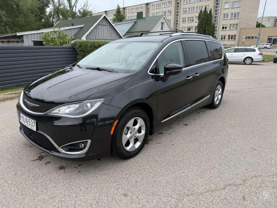Melns Chrysler Pacifica 2017 Viļņa, ar dzinēja tilpumu 3.60 L un nobraukumu 109 tūkst. km par 13999 €, foto 1 vietnē AUTOMOTO.COM.LV