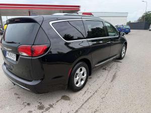 Melns Chrysler Pacifica 2017 Viļņa, ar dzinēja tilpumu 3.60 L un nobraukumu 109 tūkst. km par 13999 €, foto 18 vietnē AUTOMOTO.COM.LV
