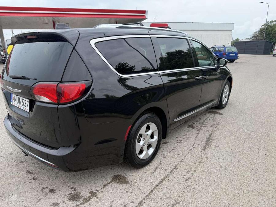 Melns Chrysler Pacifica 2017 Viļņa, ar dzinēja tilpumu 3.60 L un nobraukumu 109 tūkst. km par 13999 €, foto 18 vietnē AUTOMOTO.COM.LV