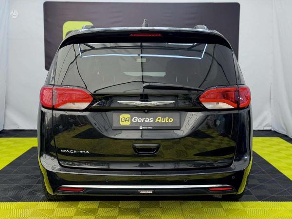 Melns Chrysler Pacifica 2017 Viļņa, ar dzinēja tilpumu 3.60 L un nobraukumu 166 tūkst. km par 14200 €, foto 5 vietnē AUTOMOTO.COM.LV