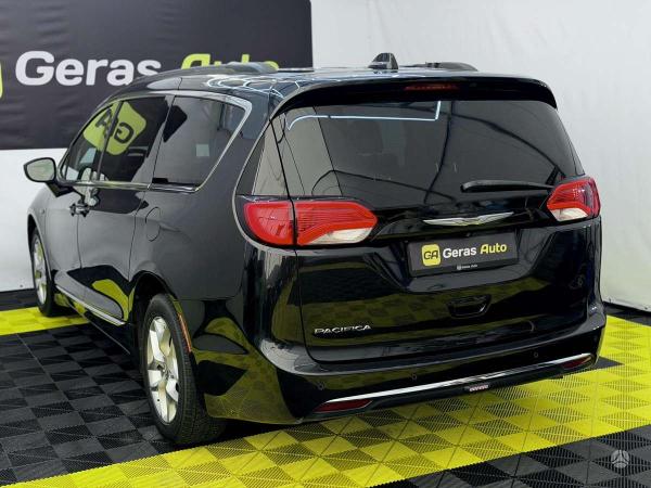 Melns Chrysler Pacifica 2017 Viļņa, ar dzinēja tilpumu 3.60 L un nobraukumu 166 tūkst. km par 14200 €, foto 6 vietnē AUTOMOTO.COM.LV