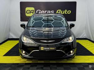 Melns Chrysler Pacifica 2017 Viļņa, ar dzinēja tilpumu 3.60 L un nobraukumu 166 tūkst. km par 14200 €, foto 8 vietnē AUTOMOTO.COM.LV