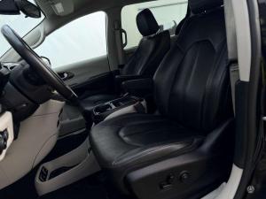 Melns Chrysler Pacifica 2017 Viļņa, ar dzinēja tilpumu 3.60 L un nobraukumu 166 tūkst. km par 14200 €, foto 11 vietnē AUTOMOTO.COM.LV