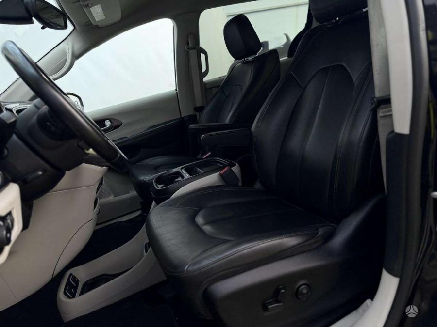 Melns Chrysler Pacifica 2017 Viļņa, ar dzinēja tilpumu 3.60 L un nobraukumu 166 tūkst. km par 14200 €, foto 11 vietnē AUTOMOTO.COM.LV