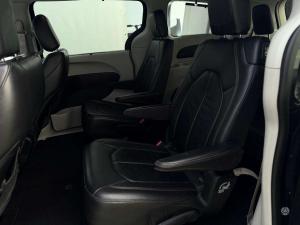 Melns Chrysler Pacifica 2017 Viļņa, ar dzinēja tilpumu 3.60 L un nobraukumu 166 tūkst. km par 14200 €, foto 12 vietnē AUTOMOTO.COM.LV