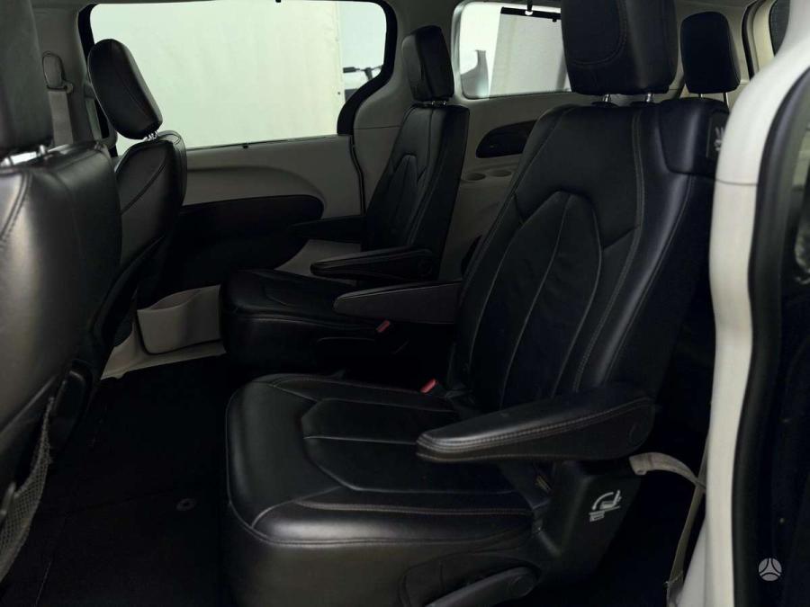 Melns Chrysler Pacifica 2017 Viļņa, ar dzinēja tilpumu 3.60 L un nobraukumu 166 tūkst. km par 14200 €, foto 12 vietnē AUTOMOTO.COM.LV
