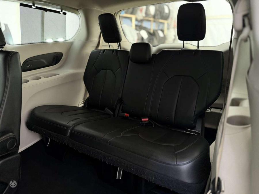 Melns Chrysler Pacifica 2017 Viļņa, ar dzinēja tilpumu 3.60 L un nobraukumu 166 tūkst. km par 14200 €, foto 13 vietnē AUTOMOTO.COM.LV