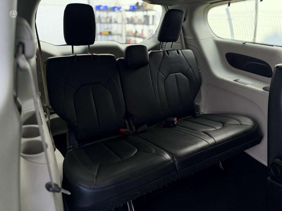 Melns Chrysler Pacifica 2017 Viļņa, ar dzinēja tilpumu 3.60 L un nobraukumu 166 tūkst. km par 14200 €, foto 16 vietnē AUTOMOTO.COM.LV
