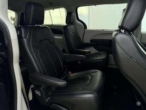 Melns Chrysler Pacifica 2017 Viļņa, ar dzinēja tilpumu 3.60 L un nobraukumu 166 tūkst. km par 14200 €, foto 17 vietnē AUTOMOTO.COM.LV