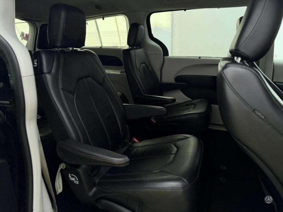 Melns Chrysler Pacifica 2017 Viļņa, ar dzinēja tilpumu 3.60 L un nobraukumu 166 tūkst. km par 14200 €, foto 17 vietnē AUTOMOTO.COM.LV