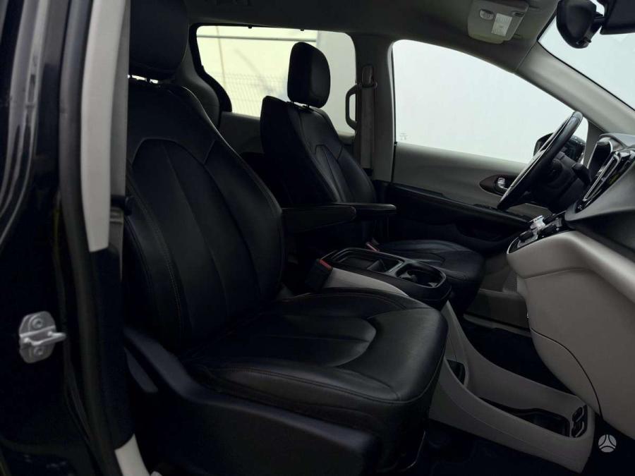 Melns Chrysler Pacifica 2017 Viļņa, ar dzinēja tilpumu 3.60 L un nobraukumu 166 tūkst. km par 14200 €, foto 18 vietnē AUTOMOTO.COM.LV