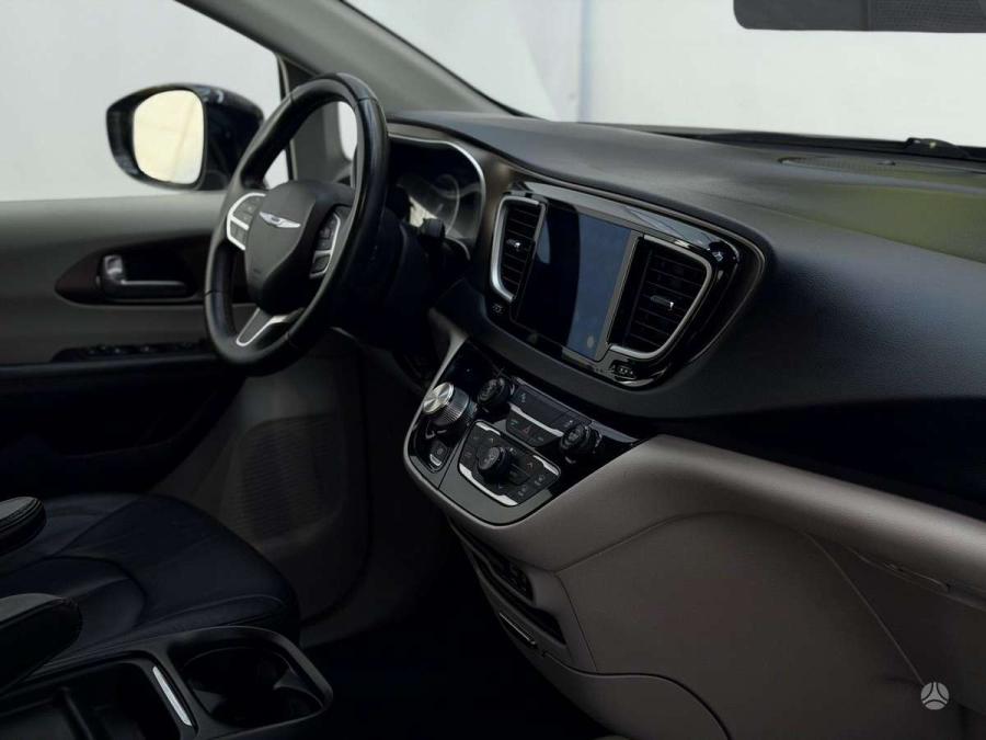 Melns Chrysler Pacifica 2017 Viļņa, ar dzinēja tilpumu 3.60 L un nobraukumu 166 tūkst. km par 14200 €, foto 19 vietnē AUTOMOTO.COM.LV