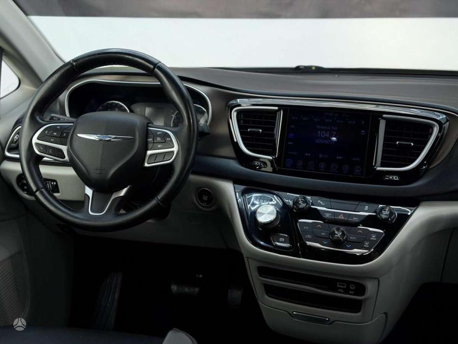 Melns Chrysler Pacifica 2017 Viļņa, ar dzinēja tilpumu 3.60 L un nobraukumu 166 tūkst. km par 14200 €, foto 20 vietnē AUTOMOTO.COM.LV