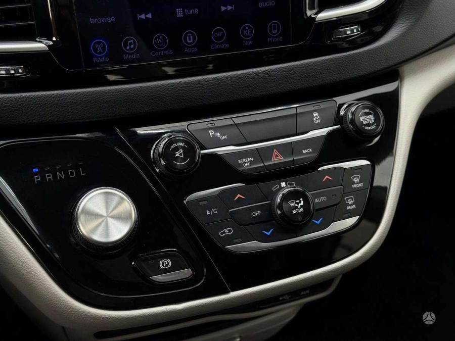 Melns Chrysler Pacifica 2017 Viļņa, ar dzinēja tilpumu 3.60 L un nobraukumu 166 tūkst. km par 14200 €, foto 28 vietnē AUTOMOTO.COM.LV