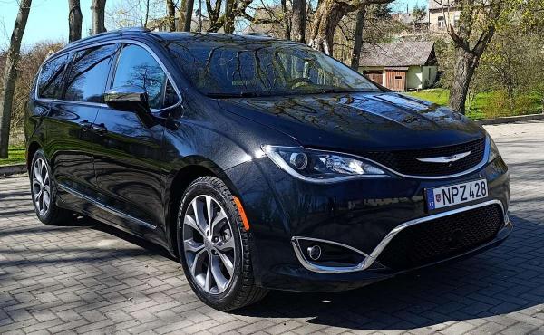 Black Chrysler Pacifica 2017 in Kaunas, with an engine capacity of 3.60 L and mileage of 132 thousand km for 16000 €, photo 1 on AUTOMOTO.COM.LV