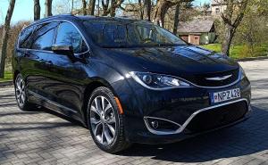 Melns Chrysler Pacifica 2017 Kauņa, ar dzinēja tilpumu 3.60 L un nobraukumu 132 tūkst. km par 16000 €, foto  vietnē AUTOMOTO.COM.LV