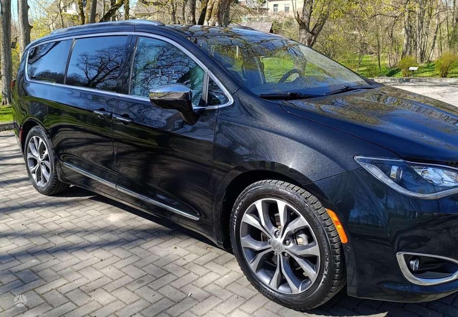 Melns Chrysler Pacifica 2017 Kauņa, ar dzinēja tilpumu 3.60 L un nobraukumu 132 tūkst. km par 16000 €, foto 3 vietnē AUTOMOTO.COM.LV