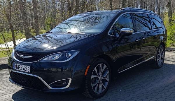 Black Chrysler Pacifica 2017 in Kaunas, with an engine capacity of 3.60 L and mileage of 132 thousand km for 16000 €, photo 5 on AUTOMOTO.COM.LV