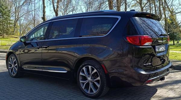 Black Chrysler Pacifica 2017 in Kaunas, with an engine capacity of 3.60 L and mileage of 132 thousand km for 16000 €, photo 8 on AUTOMOTO.COM.LV